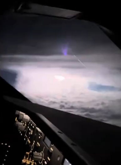 Unexplained Phenomenon: Enormous Blue Jet Spotted from Airliner Cockpit ...